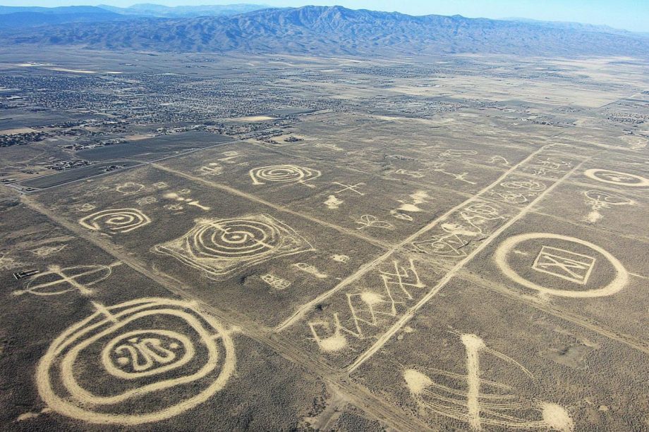 9 Mysterious Symbols in Deserts Only Seen From the Sky - The Voyaging